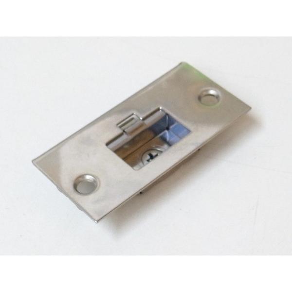 ミワロックZLT用調整ストライクのシルバー色です。プレート寸法80ミリ×40ミリビスピッチ65ミリ開口部寸法30ミリ×15ミリ(トロ箱の)深さ10ミリ