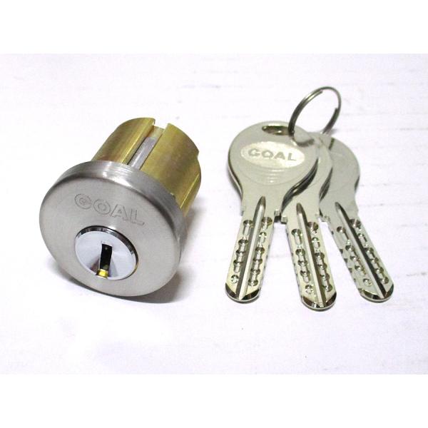 ゴール社(GOAL)から発売されているディンプルキータイプの補助錠V-MDU-5専用の取替シリンダーです。ステン色で、子鍵は3本ついています。対応扉厚は24ミリ〜61ミリです。