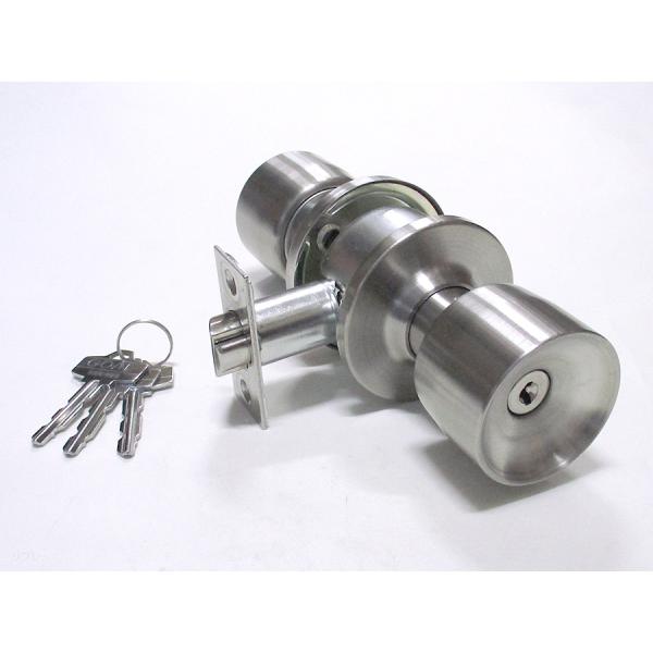 ゴール社から発売されているロック錠(ユニロック錠)ULWタイプです。3本カギ付(内側はプッシュ)でバックセット(扉の端からカギの中心までの平行直線距離)は60ミリ。扉の端のフロントサイズは57ミリ×25ミリです。扉の厚みは27ミリ〜37ミリ...