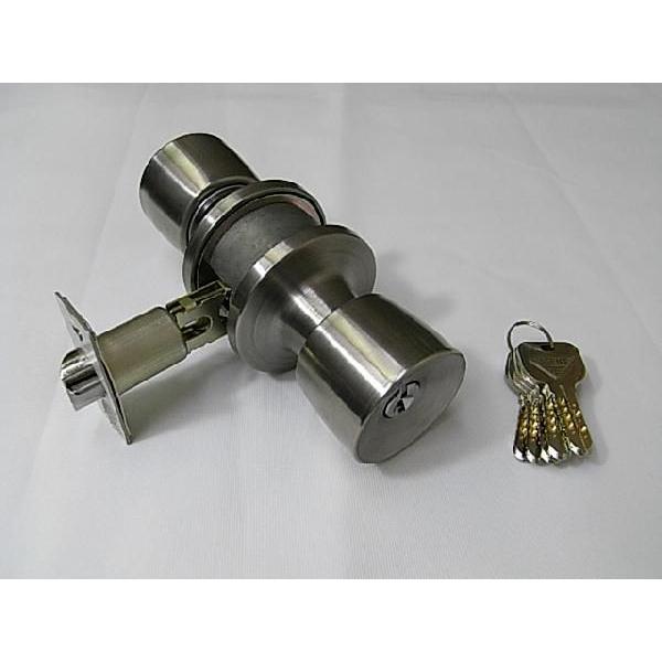 エージェント社から発売されているロック錠(ユニロック錠)200D番タイプです。ディンプルキー5本カギ付(内側はサムターン)でバックセット(扉の端からカギの中心までの平行直線距離)は60ミリ。扉の端のフロントサイズは57ミリ×25ミリです。扉...