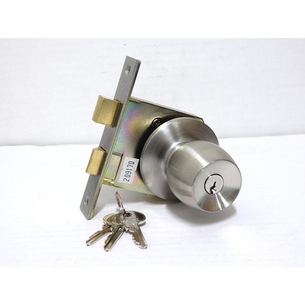 ユーシンショウワ社製インテグラル錠(握玉の中心に鍵穴があり、デッドボルトとラッチが別々になっているタイプの錠)ISシリーズの握玉がDA玉タイプです。5本ピンシリンダー仕様で子カギ3本付シルバー色。バックセット(扉の端からカギの中心までの平行...