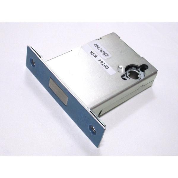 ゴール社GDT錠の本体ケースのみバックセット(扉の端から鍵の中心までの平行直線距離)64ミリ用です。フロントのステンレスのプレートのサイズ タテ100ミリ×ヨコ25ミリ、奥行き85ミリです。フロント刻印は「GD」となっておりますが、純正のG...