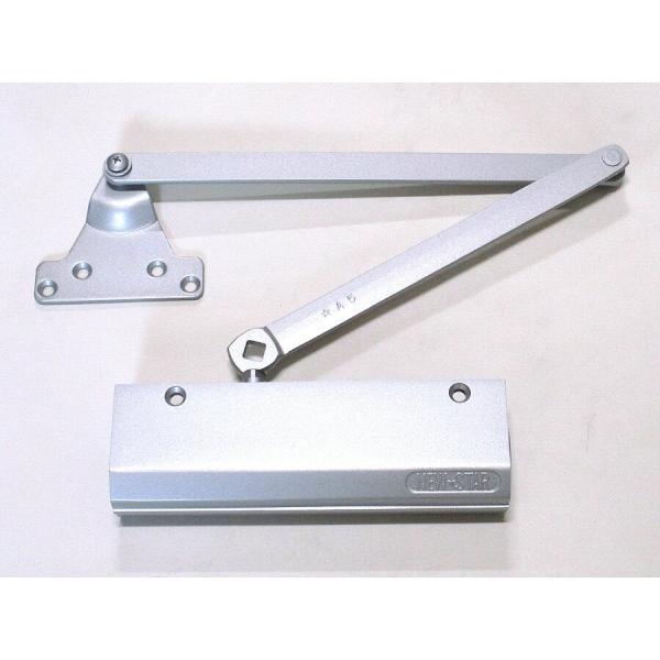 日本ドアチェック社製(ニュースター)ドアチェック、ドアクローザー。シルバー色、パラレル取付け(ドアを押す手前にドアクローザーが付くタイプ)、ストップなし、2番タイプ(マンションの鋼製ドア、木製ドア用)。左右勝手兼用タイプになっております。（...