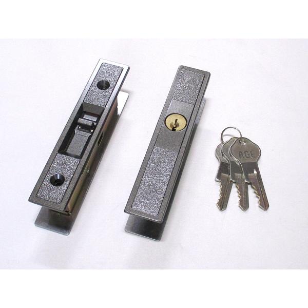 ヒナカ社製のピンシリンダータイプ取替引違戸錠(二枚あわせ引戸の真ん中につける)、ブロンズ色です。戸の切欠寸法はヨコ18ミリ〜25ミリ、タテ103ミリ〜140ミリに対応。戸の厚みは23ミリ〜40ミリに対応しています。小カギ3本付。