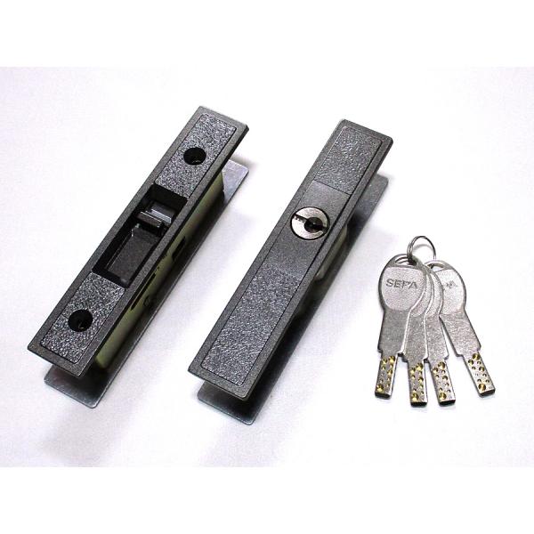 ヒナカ社製のディンプルキータイプ万能引違戸錠(二枚あわせ引戸の真ん中につける)、ブロンズ色です。戸の切欠寸法はヨコ18ミリ〜25ミリ、タテ103ミリ〜140ミリに対応。戸の厚みは23ミリ〜40ミリに対応しています。小カギ4本付。