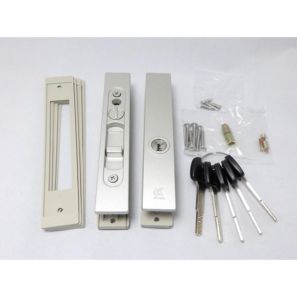 ALPHA（アルファ）社製のディンプルキータイプ万能引違戸錠(二枚あわせ引戸の真ん中につける)、シルバー色です。戸の切欠寸法はヨコ20ミリ〜26ミリ、タテ110ミリ〜150ミリに対応。戸の厚みは22ミリ〜40ミリに対応しています。小カギ5本付。
