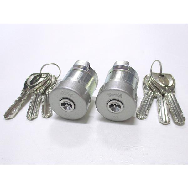 PRシリンダーを装着したミワロックプッシュプルハンドルPGシリーズ用の取替用シリンダー塗装シルバー色2個同一タイプです。子鍵合計6本付。シリンダー長さは36ミリですのでご注文前にご確認下さい。