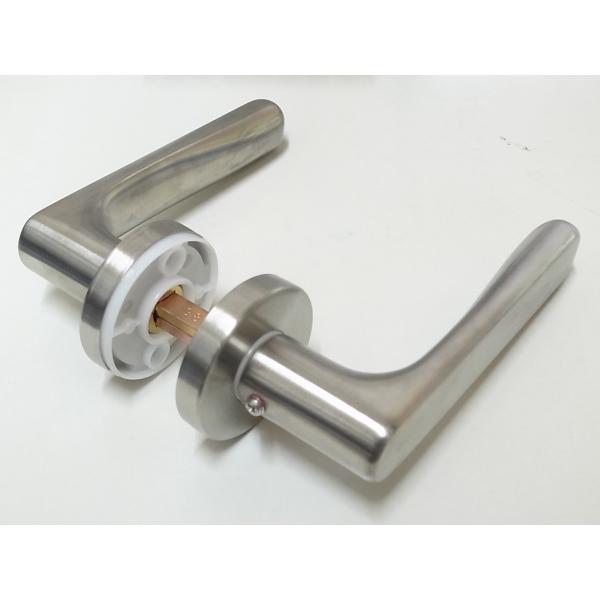 ゴール社製NUタイプレバーハンドルのみステンレス色です。左右勝手兼用です。扉の厚みは33〜43ミリのものに対応しております。