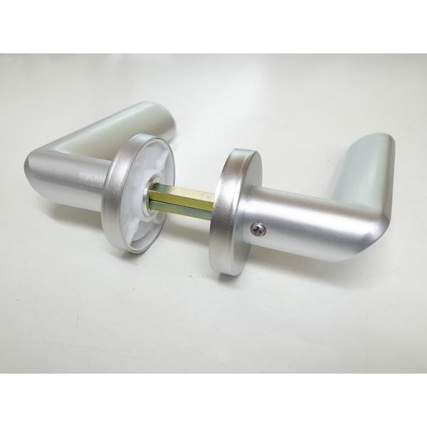 ゴール社製COMUタイプレバーハンドルのみシルバー色です。外開きドアで外側から見て、右側に蝶番、左側がレバーハンドルがついている勝手専用です(内開きドアの場合は反対)。扉の厚みは33〜43ミリのものに対応しております。