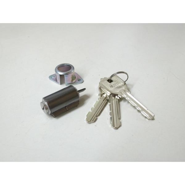 ミワロックランダムテンキーロックTK4LTシリーズ用の取替シリンダーです。胴体直径17ミリ、全長45ミリ、子鍵は3本ついています。