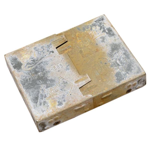 ●アンティーク感溢れるビジュアルの軍用コンパクトコンロ●1930年代にドイツで創業した固形燃料メーカー「エスビット」のコンパクトコンロ。こちらはドイツ軍に支給されていた放出品となります。※燃料は付属しません。【軍放出品のご購入を検討されてい...