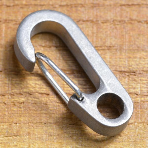 ●軽くて丈夫なチタンを使ったアミナスカン●アクセサリーやキーホルダーなどのコネクターとして幅広く使用されています。チタン素材を使用しているため、耐久性に優れ、錆びに強くて軽いという特徴があります。ロック機構が無く、スムーズに着脱を行える構造...