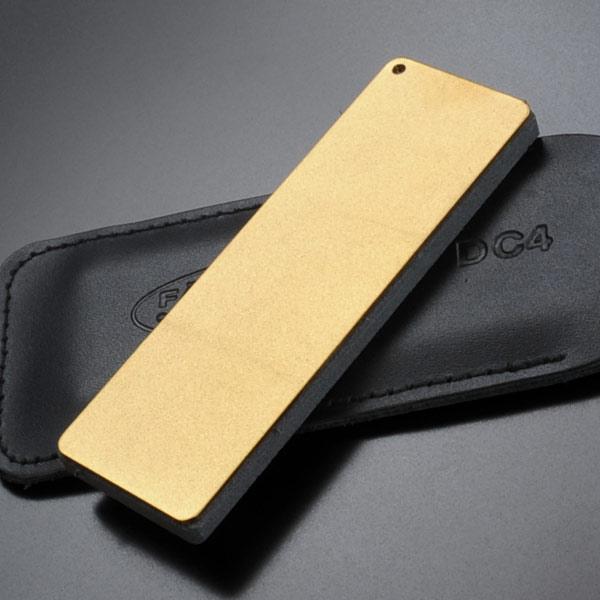 ●刃の切れ味を蘇らせる必需品●微細なダイヤモンド面（25ミクロン）とセラミック面の二面構造になっており両面シャープニングに使用出来るコンパクトシャープナー。収納できるレザーポーチ付きです。●シャープナーの詳細 サイズ 約100mm×32mm...