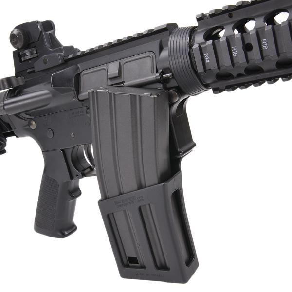 ●一目でロード、アンロードがわかるので安全なマガジンキャリア●FABディフェンス社のマガジンケース、MH5.56です。ケースの取っ手部分をマガジンハウジングに装着することで誤射を防ぐことが可能。銃と一体になるケースなのでマガジンをバッグやポ...