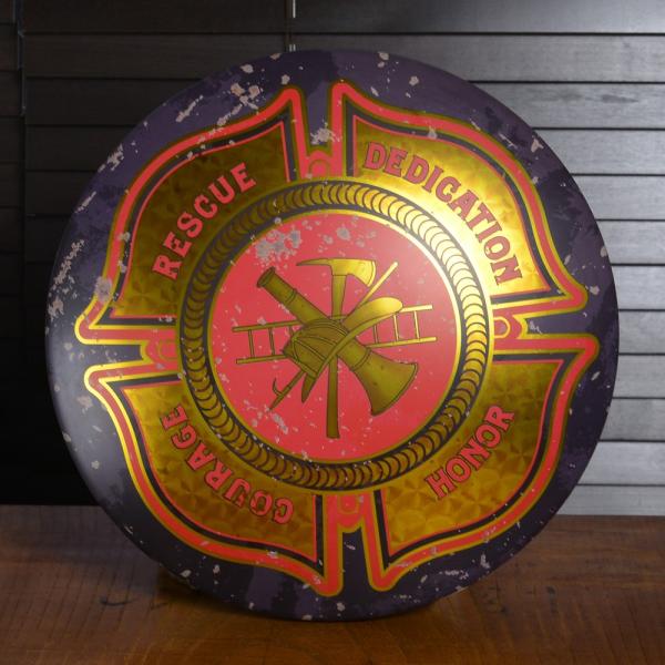 ●ブリキ看板 FIREMEN ドームサイン●救出、勇気、名誉、献身、4つの言葉がプリントされたファイヤーマン(消防士)のドーム型サイン(看板)。ドーム型で丸みを帯びており、立体的な看板。看板上部には、穴が空いているので、壁などに掛けることが...