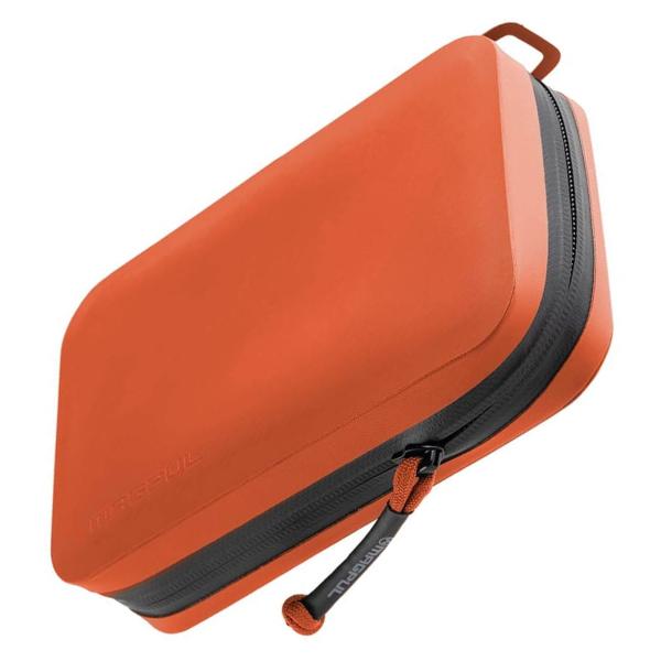 ●あなたのギアを、水・汚れ・衝撃から鉄壁ガード●革新的かつ優れた機能性を備えたガンパーツをリーズナブルな価格で展開する米国ガンパーツメーカー「MAGPUL」。●セミハードケースの詳細 サイズ(横×縦×幅):約19cm×約12cm×約4cm、...