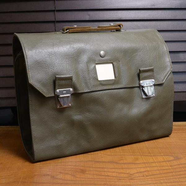 ●コンパクトに軍服を収納できるガーメントバッグ●スイス軍で支給されていたガーメントバッグです。【軍放出品のご購入を検討されているお客様へ。ご購入前に必ず下記の説明文、注意文を最後までご一読いただきますようお願い致します。】●バッグの詳細 折...