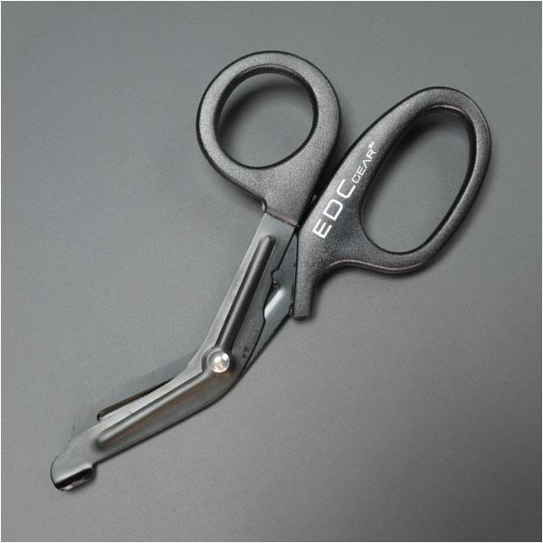 ●身体を気づ付けることなく衣服などを切断できる、救急用はさみ●救急救命士が扱うはさみ。くの字にハサミがなっており、はさみの先端に刃がなく丸くなっており、患者を傷つけることなく衣服などを安全、効率的に切断できます。●救急用はさみの詳細 サイズ...