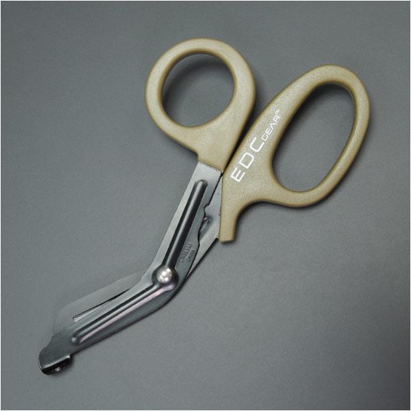 ●身体を気づ付けることなく衣服などを切断できる、救急用はさみ●救急救命士が扱うはさみ。くの字にハサミがなっており、はさみの先端に刃がなく丸くなっており、患者を傷つけることなく衣服などを安全、効率的に切断できます。●救急用はさみの詳細 サイズ...