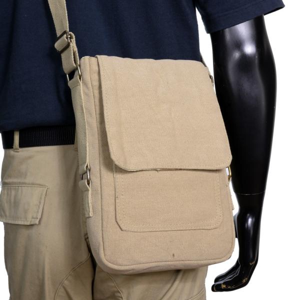 ●iPadやタブレットを収納することができるショルダーバッグ●ミリタリーブランドROTHCO製のVintage Canvas Military Tech Bagです。キャンバス地で作られた本体は、ビンテージ加工を施すことで長期間愛用されたか...