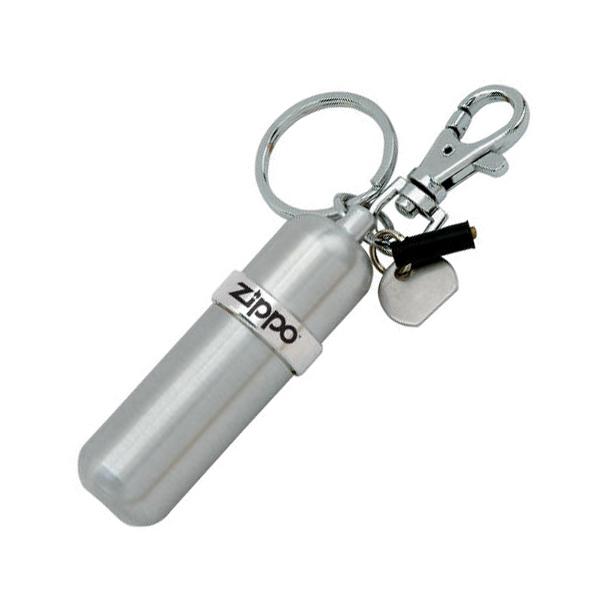 ●「ZIPPO 携帯用オイルタンク 8ml フリントホルダー付」●ZIPPOのエマージェンシー(非常時)ファイヤースターターです。火口となるティンダースティックは4本入りです。●オイルタンクの詳細 容量 1回分 約8ml[注]こちらの商品は...