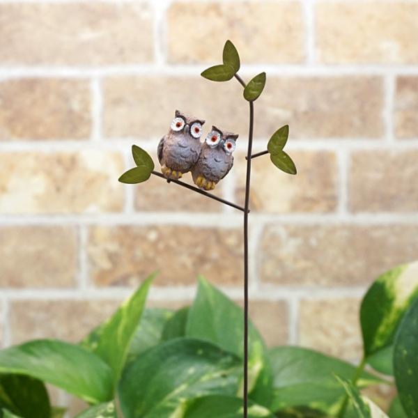 仲良く2羽、木の枝にとまった梟のピックです。小さめでさりげないデザインがかわいらしい。植木鉢やポット、 プランターに飾ると賑やかに！アレンジメントのアクセントにしても◎なんだか物語が浮かんできそう。■サイズ(約)：幅5.2×奥行1×高さ6....