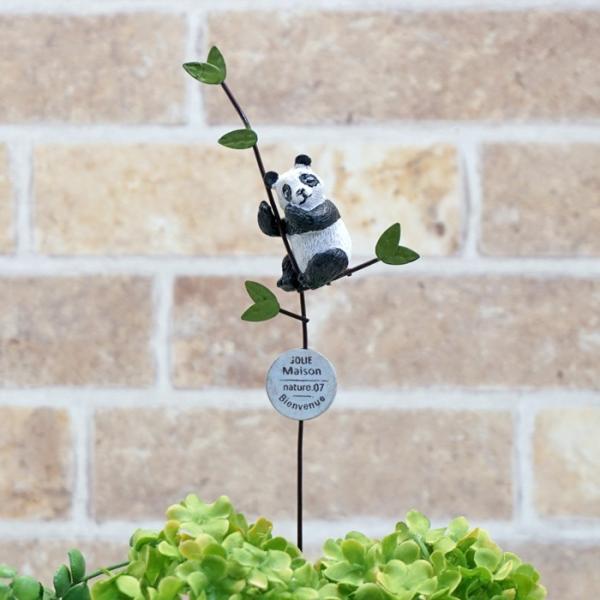 竹に抱き着いているような姿が可愛いパンダのピックです。ついつい集め揃えてしまいたくなるようなガーデンピック。いつもの寄せ植えや花壇にお気に入りの1本をおしゃれに飾ってみてはいかがですか。■内容：1個■サイズ：約 幅4.2cm×奥行2cm×高...