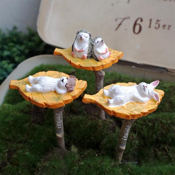 フイユピックは、庭や鉢植えに可愛らしいアクセントを加えるガーデンアクセサリーです。木の葉の上でくつろぐ動物たち、うさぎや犬、ハリネズミがオブジェとしてデザインされており、見る人の心を和ませます。庭の一角に置くだけで、自然と調和しながらも個性...