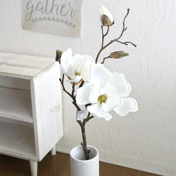 大きなお花が目を引くマグノリアの小枝です。通常、マグノリアは高木の上の方に咲くお花なので庭木として愛されていますが、こちらはそんな庭木のマグノリアの一部分を切り分けたような造花です。花瓶に挿して、お部屋の中でマグノリアをお楽しみください。ア...