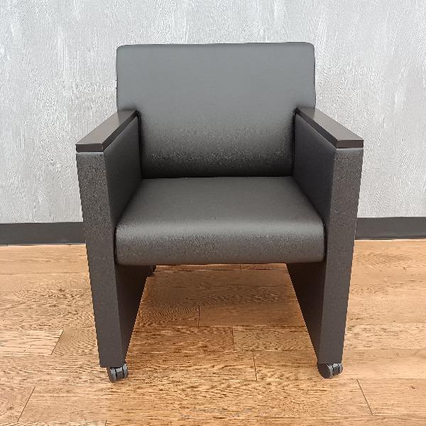 【メーカー】オカムラ / 【型番】8381BT-P891【製造年】2023年製【カラー】ブラック※色名はメーカー公式色名称と異なる場合がございます。【当店管理番号】10002203【サイズ詳細】幅:約595mm / 奥行:約645mm / ...