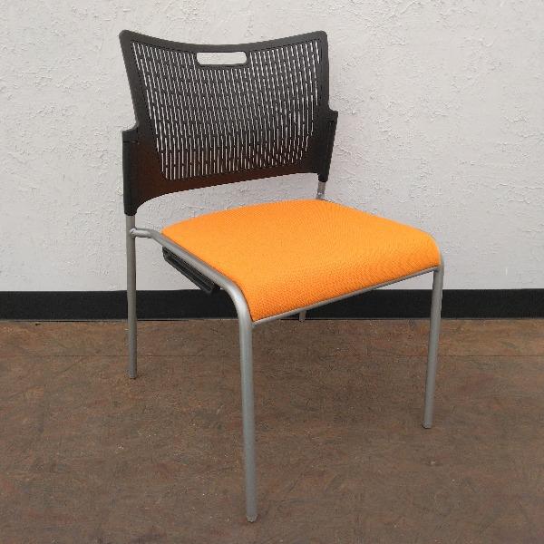 【メーカー】オカムラ / OKAMURA【シリーズ】レーテ【型番】81R2CX-FFW7【参考価格】39,820円（税込）【製造年】2022年製【カラー】オレンジ座カラー:アプリコット 背カラー:ブラック※色名はメーカー公式色名称と異なる場...