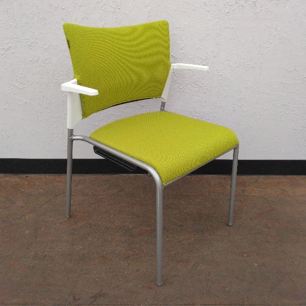 【メーカー】オカムラ / OKAMURA【型番】81R2FX-FFW6【参考価格】57,860円（税込）【製造年】2023年製【カラー】グリーン背カラー:イエローグリーン 座カラー:イエローグリーン※色名はメーカー公式色名称と異なる場合がご...