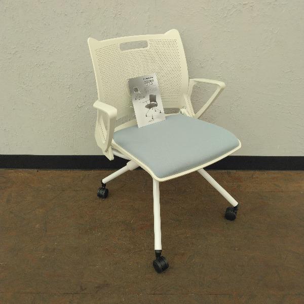 【メーカー】オカムラ / OKAMURA【シリーズ】クリール【型番】9317LH-FXW9【参考価格】65,230円（税込）【製造年】2023年製【カラー】ブルー背カラー:ホワイト 座カラー:セージ※色名はメーカー公式色名称と異なる場合がご...