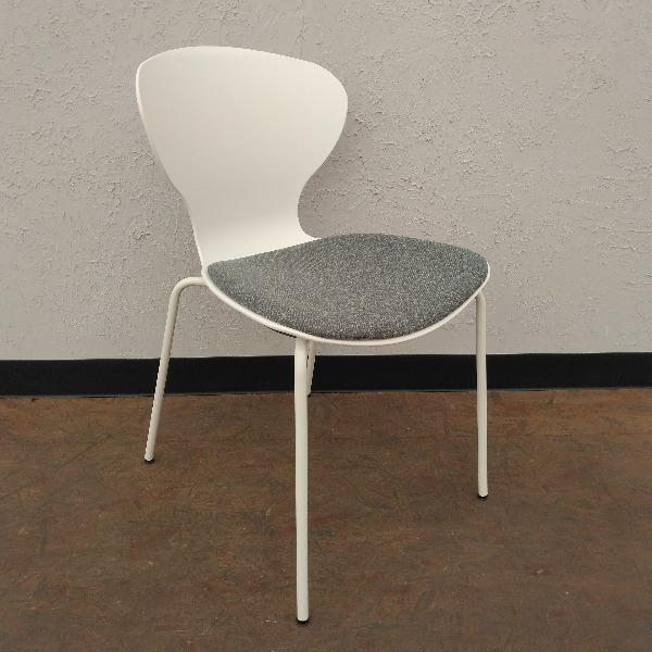 【メーカー】オカムラ / OKAMURA【シリーズ】9370【型番】9370BB-FXW5【参考価格】40,370円（税込）【製造年】2023年製【カラー】グリーン背カラー:ホワイト 座カラー:ダークグリーン※色名はメーカー公式色名称と異な...