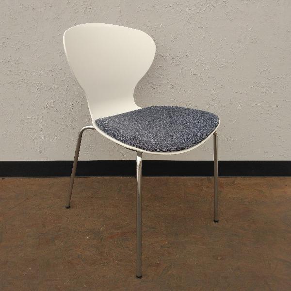 【メーカー】オカムラ / OKAMURA【シリーズ】9370【型番】9370WS-FXW4【参考価格】40,370円（税込）【製造年】2023年製【カラー】ミディアムブルー背カラー:ホワイト 座カラー:インディゴ※色名はメーカー公式色名称と...