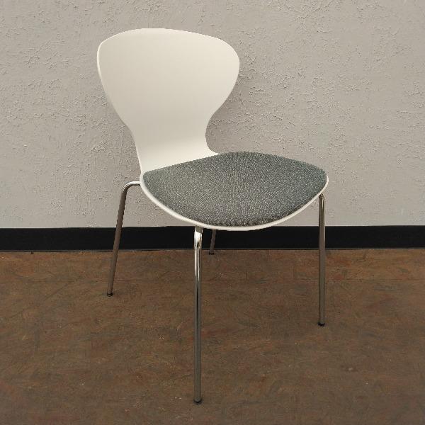 【メーカー】オカムラ / OKAMURA【シリーズ】9370【型番】9370WS-FXW5【参考価格】40,370円（税込）【製造年】2023年製【カラー】グリーン背カラー:ホワイト 座カラー:ダークグリーン※色名はメーカー公式色名称と異な...