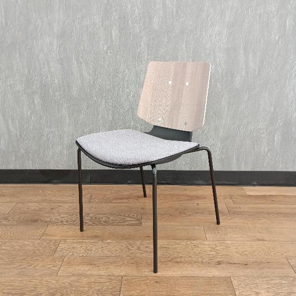 【メーカー】オカムラ / 【シリーズ】Molte モルテ【型番】9379BB-FXW1【参考価格】56,760円（税込）【製造年】2022年製【カラー】グレー背裏カラー:チョークドエルム 座カラー:グレー※色名はメーカー公式色名称と異なる場...