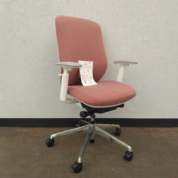 【メーカー】オカムラ / 【型番】C687BW-FXW6【参考価格】157,630円（税込）【製造年】2024年製【カラー】ピンク座カラー:テラコッタ 脚カラー:アルミポリッシュ※色名はメーカー公式色名称と異なる場合がございます。【当店管理...