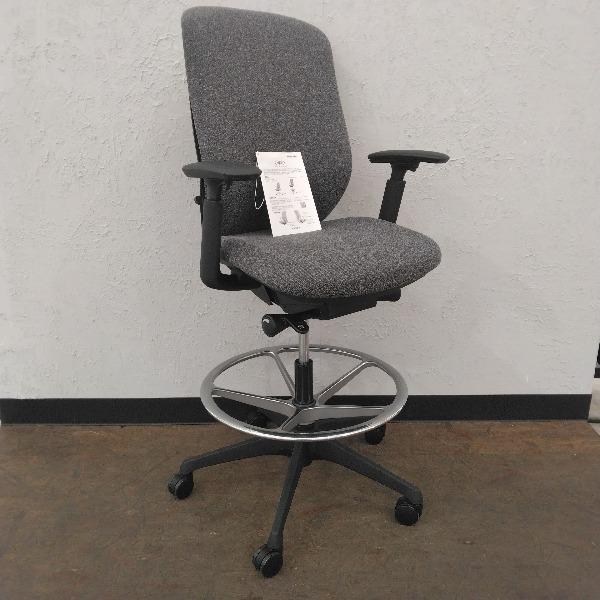 【メーカー】オカムラ / 【型番】C687JR-FXW0【製造年】2023年製【カラー】グレー背カラー:ダークグレー 脚カラー:ブラック※色名はメーカー公式色名称と異なる場合がございます。【当店管理番号】25050228【主な機能】ハイバッ...