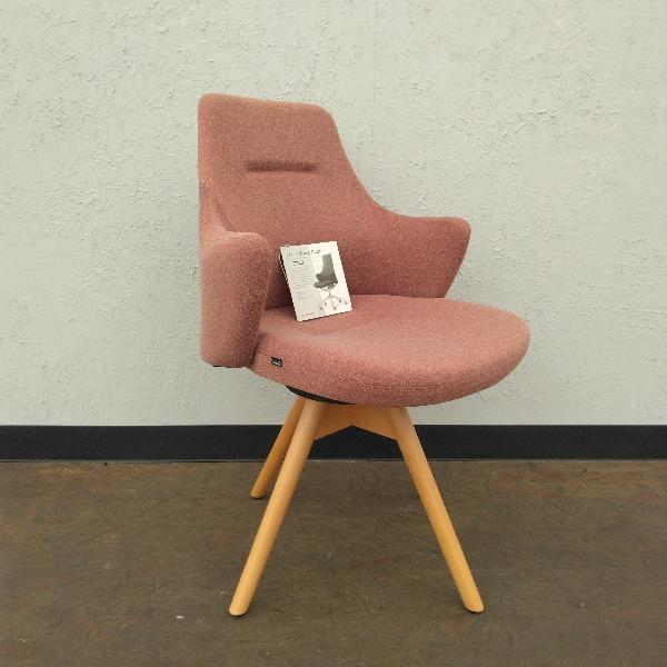 【メーカー】オカムラ / OKAMURA【シリーズ】Lives Work Chair ライブス ワークチェア【型番】CD63YR-FXW6【参考価格】137,940円（税込）【製造年】2023年製【カラー】レッド背カラー:テラコッタ 脚カラ...