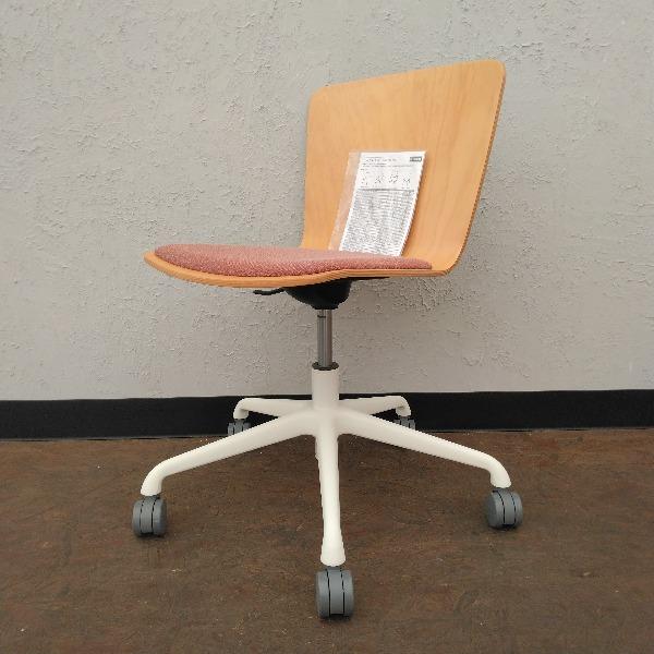 【メーカー】オカムラ / 【シリーズ】Lives Cafe Chair ライブス カフェチェア【型番】L423FV-FXW6【参考価格】94,050円（税込）【製造年】2024年製【カラー】レッド/テラコッタ※色名はメーカー公式色名称と異な...