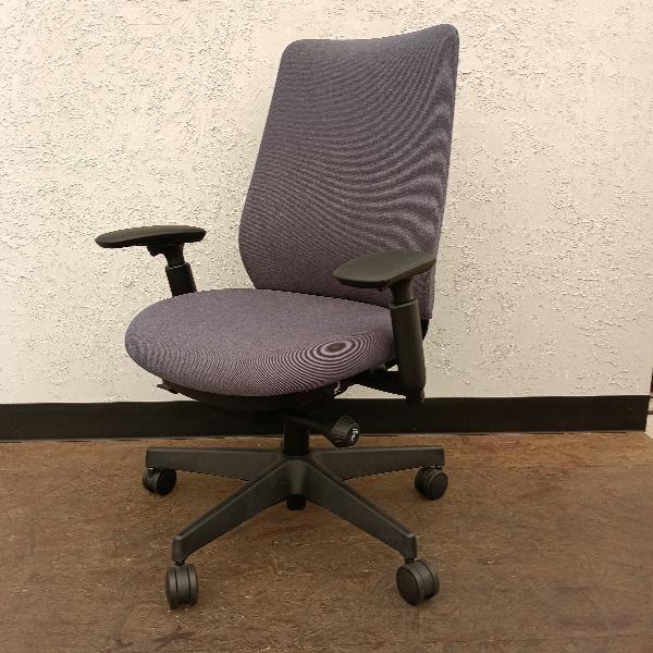 【メーカー】オカムラ / 【シリーズ】Potam ポータム【型番】CF83ZR-FKY4【参考価格】103,730円（税込）【製造年】2023年製【カラー】ブルー背カラー:ダークブルー フレームカラー:ブラック※色名はメーカー公式色名称と異...