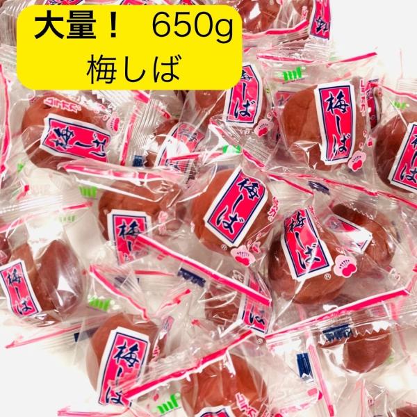 村岡食品工業株式会社甘酸っぱくておいしいカリカリ梅 650g箱いっぱいたっぷり入ったお徳用です。大玉の国産梅を使用した種入りです。650gで約35個ほど個包装入りで外出先でも食べやすくなっております。仕事の休憩中お酒のお供お子様のおやつおに...