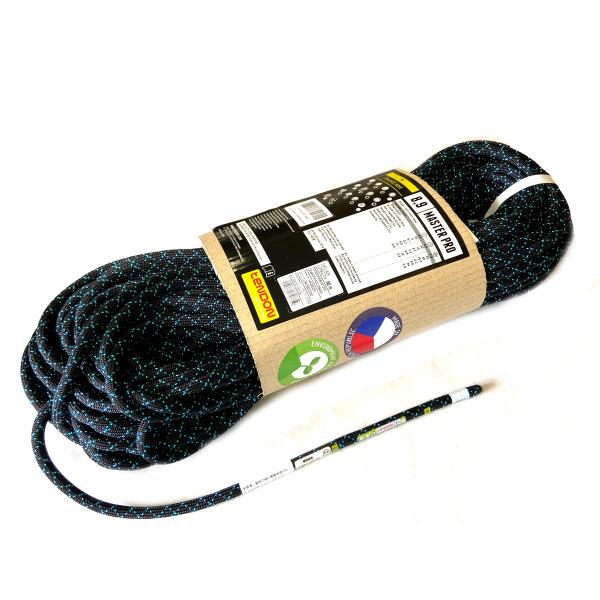 テンドンマスターロープは一般向けのアンビションと異なり、エキスパート向けです。クライミングの分野でロープの重さはひとつのキーファクターです。直径を小さくとり驚くべき軽量を実現しつつも、UIAAなど各種規格にも適合する強度を維持しています。