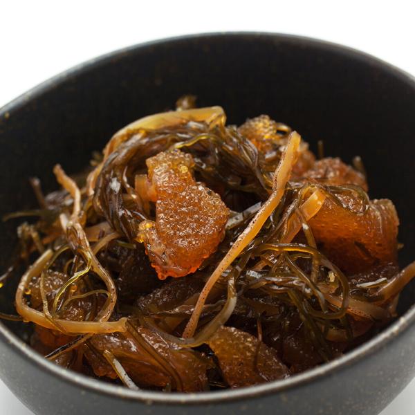 函館伝統の味わい「松前漬け」北海道・松前地方に伝わる郷土料理「松前漬け」。厳選した北海道産のするめ、昆布、数の子を、風味豊かな醤油ダレでじっくり漬け込みました。コリコリとした食感と旨みが絶妙に絡み合い、ご飯のお供や酒の肴にぴったりの逸品です...