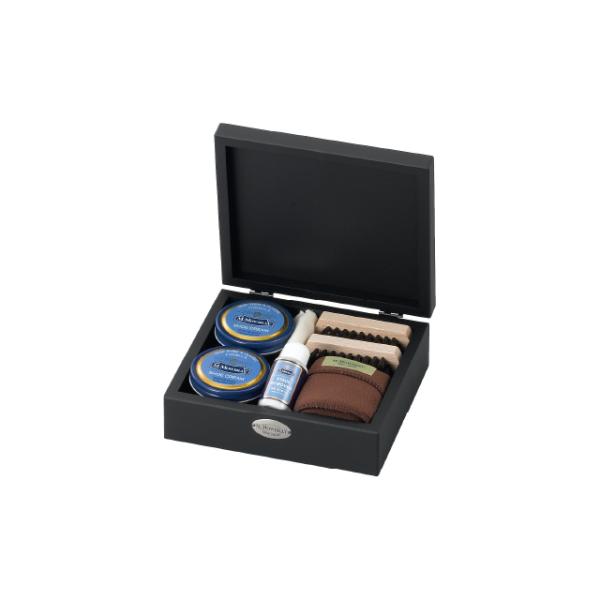 ・ブラック（黒）のつや消しボックスに入ったM．モゥブレィブランドのシューケアセットです。・ロングセラーの定番商品です。■箱の材質：木製（ブラックつや消し仕上げ）　■箱のサイズ：W167mm　D147mm　H55mm　■原産国（箱）：日本製　...