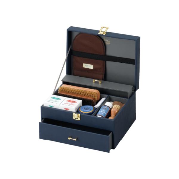 【発売日：2018年09月08日】ミドルサイズのブラシや大人気アイテムペネトレィトブラシなどの豊富なアイテムが揃った収納力抜群のシューケアセットです。引き出しや内側の隠し収納にはお手持ちのシューケアアイテムを収納することも可能です。高級感の...