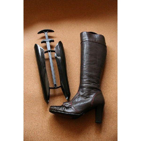 ★2014年10月　 『日本の革 NO.7』　掲載！・女性のロングブーツ用シューキーパーです。・シワなどが伸びて保管に最適です。・ハンドル式ですのでグリップをするとキーパーの出し入れが容易です。■原産国：ドイツ製　■材質：プラスチック