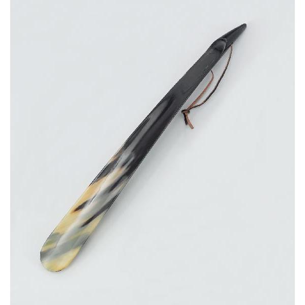 アビィ・ホーン社が使用している角（主に水牛の角）は、古くからの職人により厳選された素材のみが使用されています。天然の角は強度も強く、重厚感のある光沢が長く持続する、優れた特性を持っています。水牛の角を使ったリアルシューホーン。天然素材ですの...