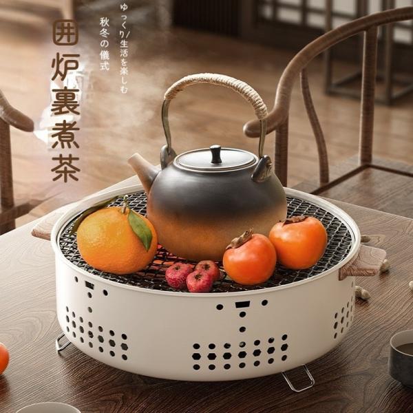 【発売日：2025年08月08日】寒い季節やアウトドアで活躍する多機能囲炉裏コンロ。焼き網・フライパン・鍋の3WAY仕様で、炭火や加熱を楽しみながらお茶を煮たりBBQを堪能できます。家庭の食卓やキャンプ場で、食材を囲んで温かい時間を演出しま...